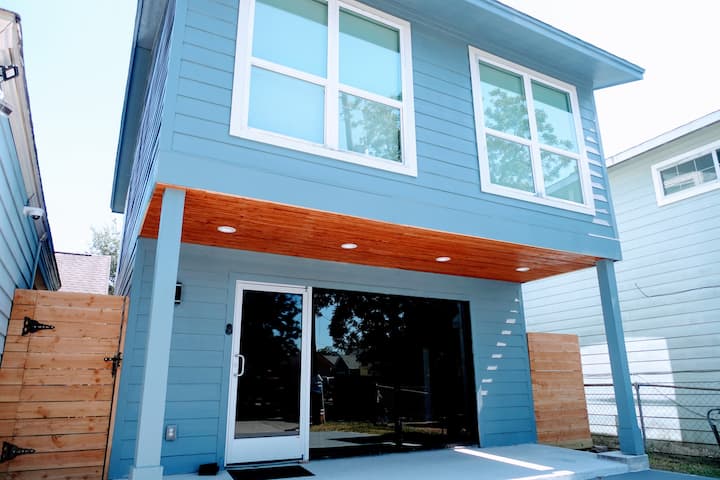 Sweet 2-story Guesthouse With Private Parking - Houston, TX