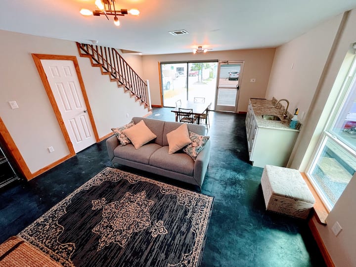 Sweet 2-story Guesthouse With Private Parking - Houston