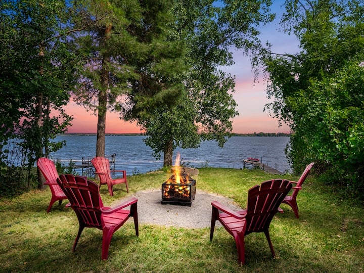 Lakefront "Luxury" Cottage With Game Room & Deck - Napanee