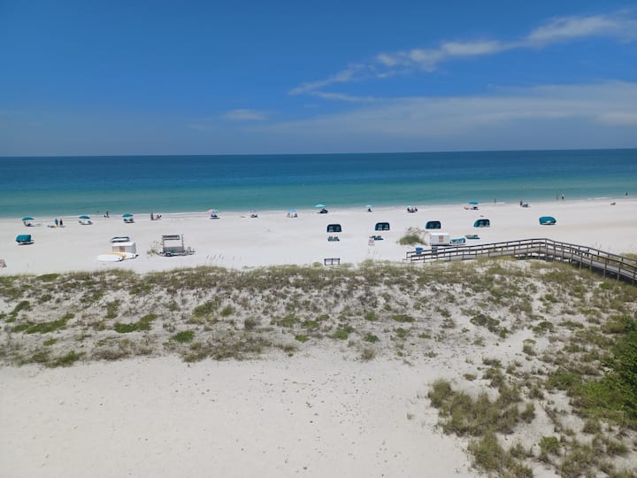 Treasure Island Beachfront Resort With Pool - Madeira Beach, FL