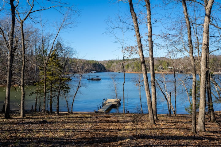 Lakefront Luxe – Fire Pit, Dock & Views - Clemson