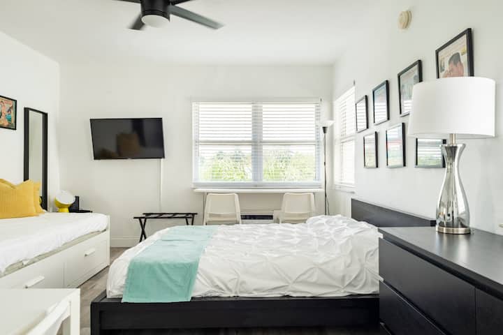 Lovely Corner Unit With Million Dollar Water Views - Miami Beach