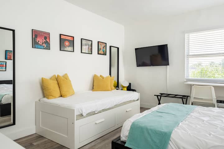 Lovely Corner Unit With Million Dollar Water Views - Miami Beach