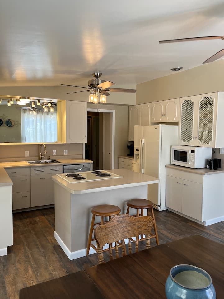 2-bdrm Home, Quiet Neighborhood, No Cleaning Fee - South Jordan, UT