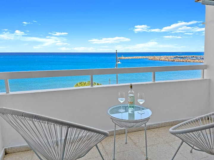 2br Seafront Apt. In Center (With Community Pool) - Larnaca
