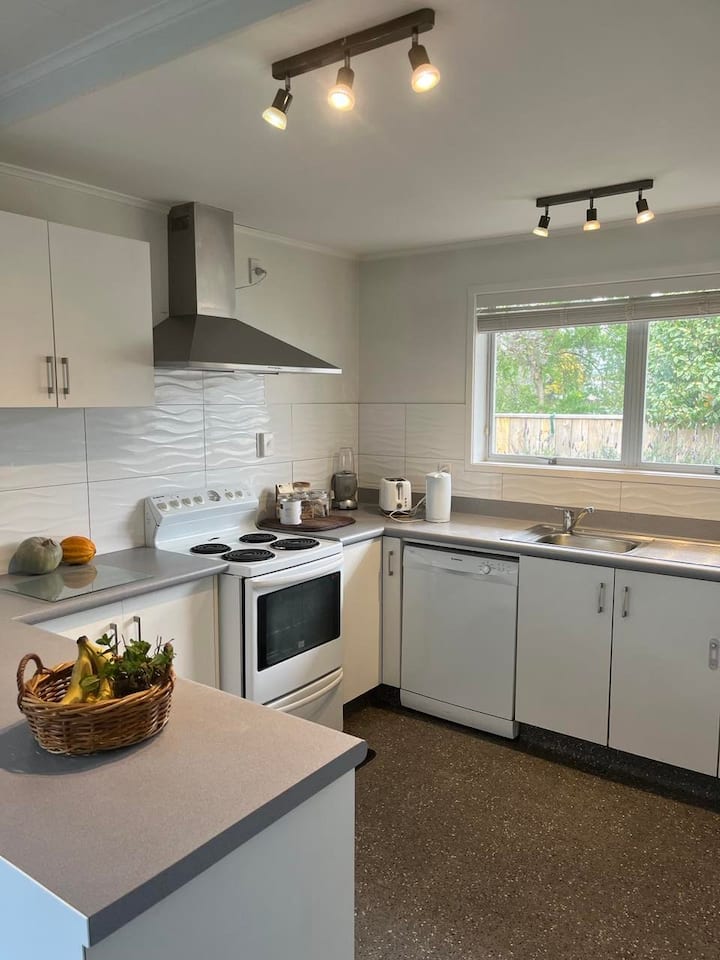 Central Town Flat With 1 Spacious Room. - Clive