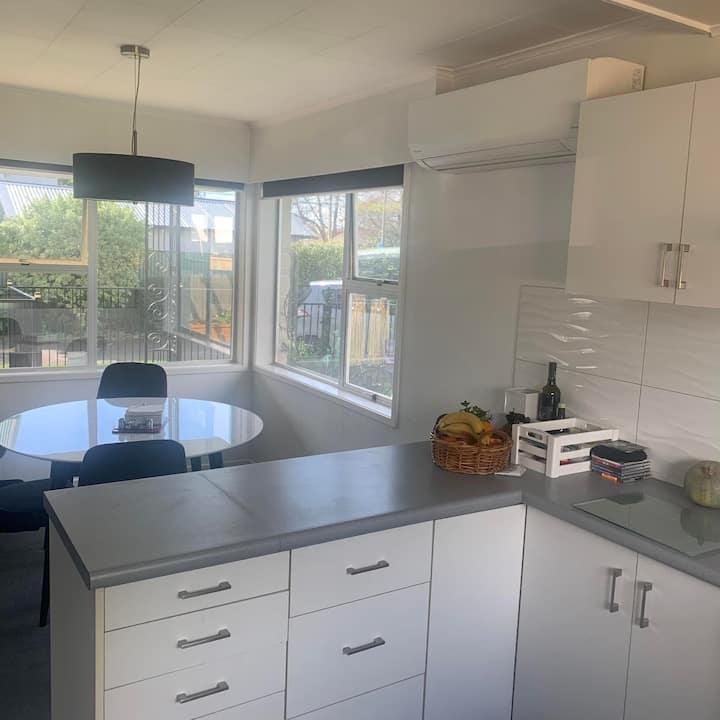 Central Town Flat With 1 Spacious Room. - Clive