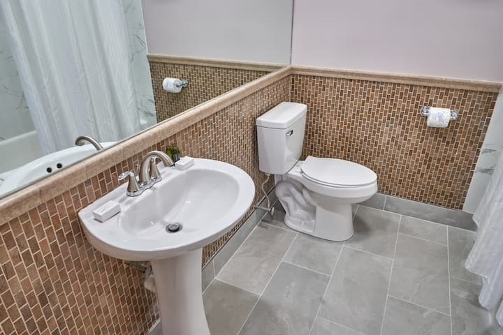 Modern Deluxe Studio With Waterfront Views - Buttonwood Park Zoo, New Bedford