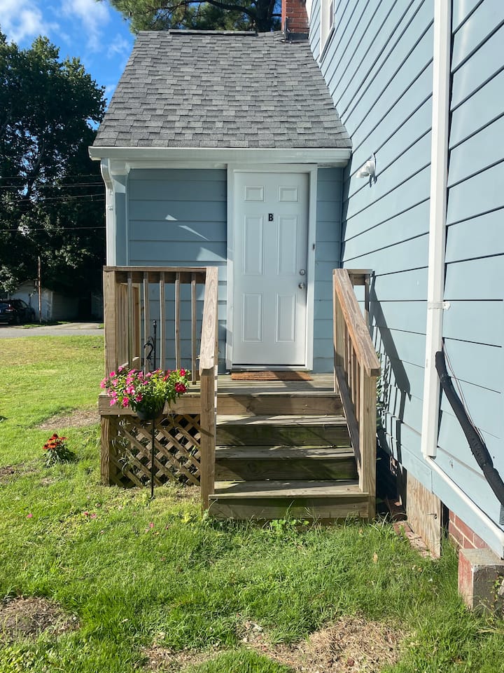 Quaint One Bedroom Apartment Centrally Located - Portsmouth, VA