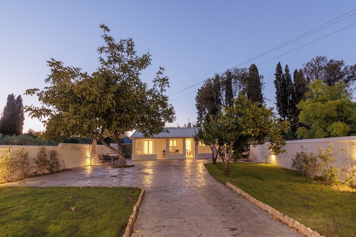 Walnut House - Peaceful Private Garden - Korfu
