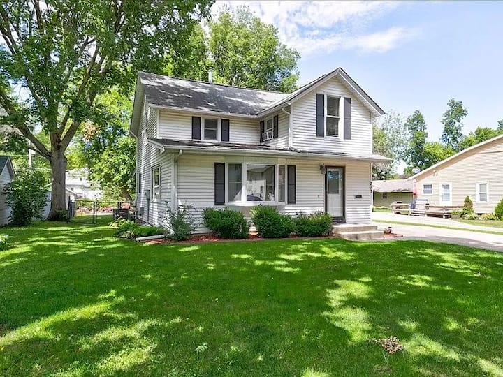 Cottage Off Campus-3bd/2b-walk To Downtown Ames! - 