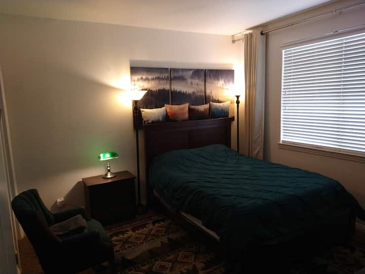 Twilight Beautiful Suite With Private Bathroom - Magic Mountain, CA