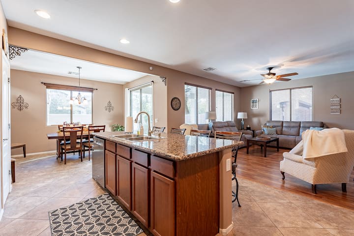 Cheerful 3 Bedroom Home With Private Pool! - Mesa, AZ