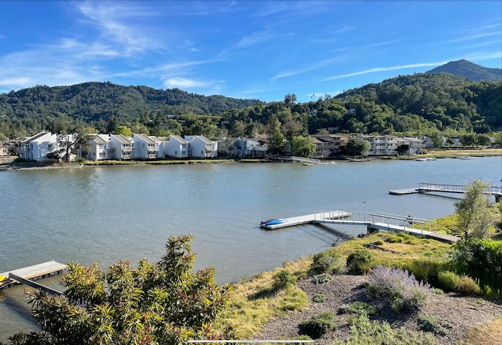 Waterfront 1-bedroom Condo W/ Mt. Tam Views & Dock - Larkspur, CA