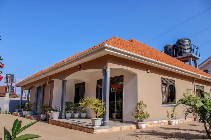 Exquisite And Opulent, Luxurious Bungalow - Kampala