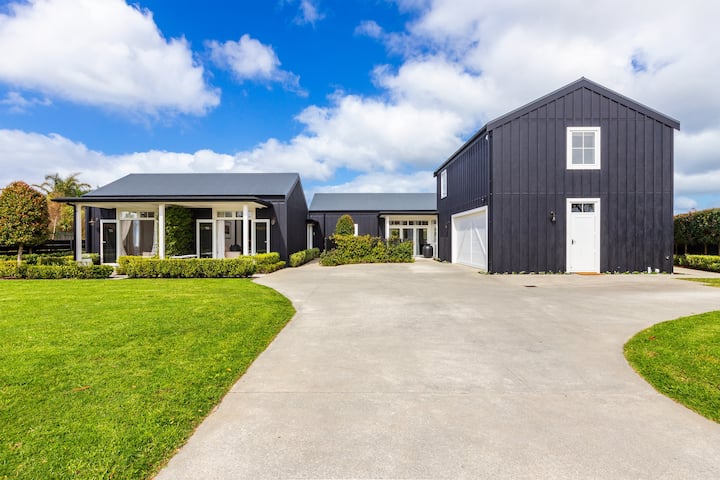 Black And White Barn House - Snells Beach