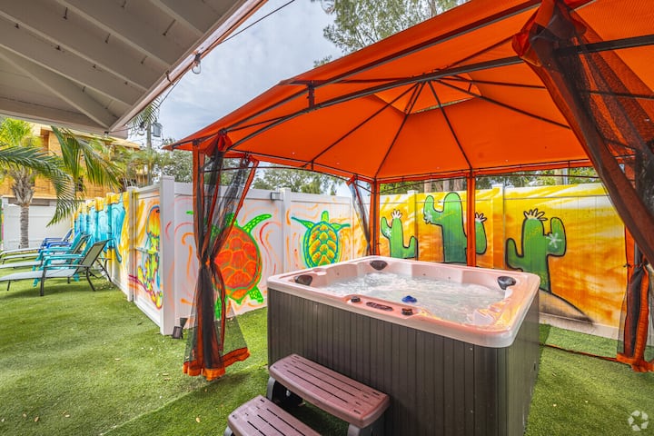 Trendy & Relaxing: Close To Beach ~ Pool ~ Hot Tub - Siesta Key, FL