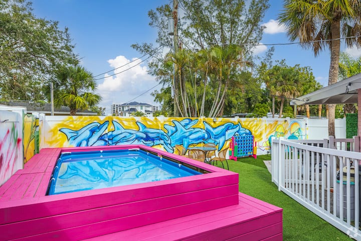 Modern & Bright Escape: Mins Beach, Pool, Hot Tub! - Siesta Key, FL