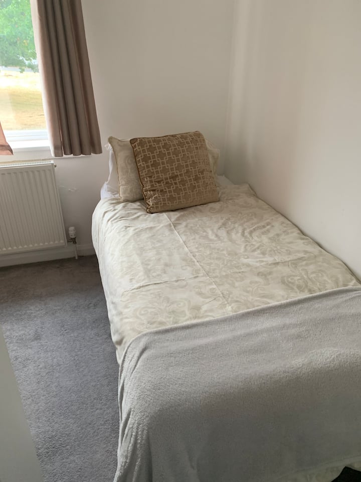 Additional Room In Leafy Bounds Green - Enfield