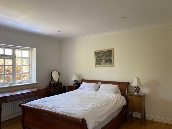 Double Room In Beautiful House In Esher - Hampton