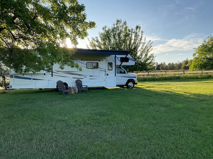 Beautiful 1 Bedroom Rv With Full Hook Ups - Redmond, OR