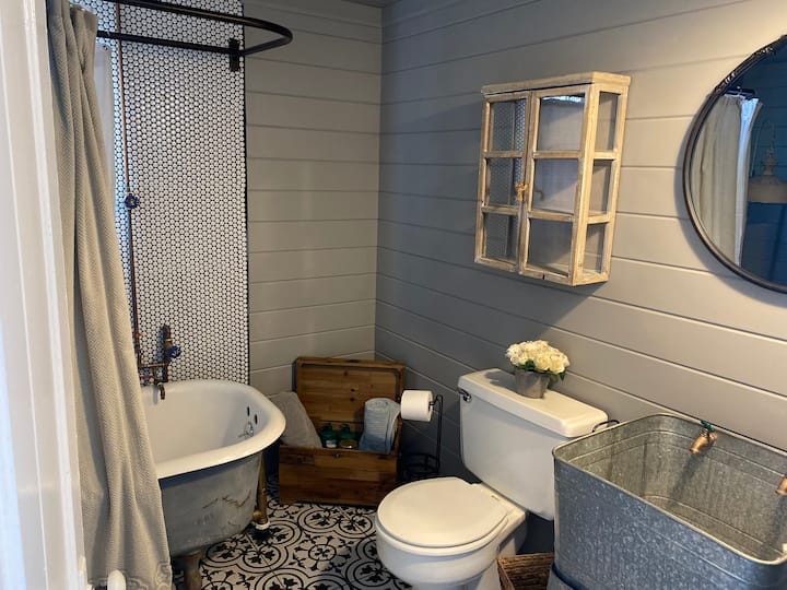 Historical Farmhouse With Loft And Soaking Tub - Sutter Creek, CA