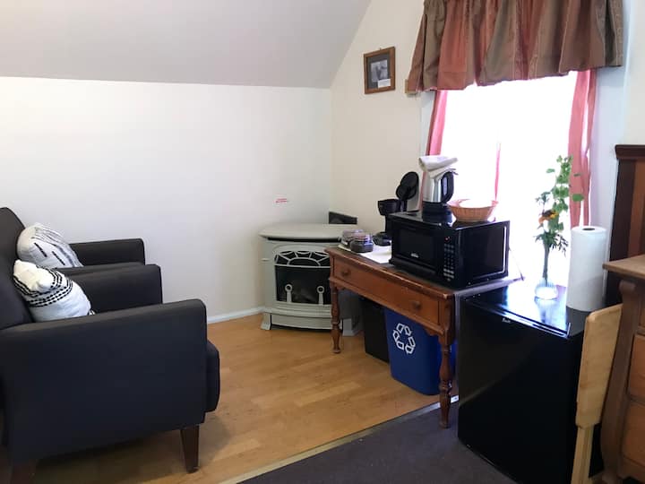 Downtown Mendocino Room With Private Bathroom - Mendocino, CA