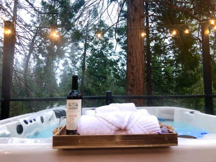 Candy Apple Cottage 5bd / 4ba / Spa / Private Lake - Murphys, CA