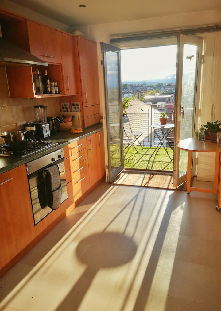 Bright 2 Bedroom Flat With Balcony And Views - Edinburgh