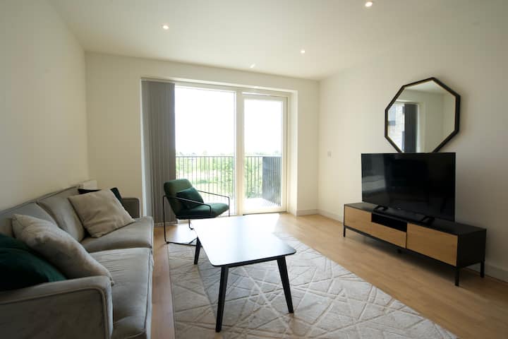 Bright 1 Bed Near To Elizabeth Line.
Central In 15 - Hayes
