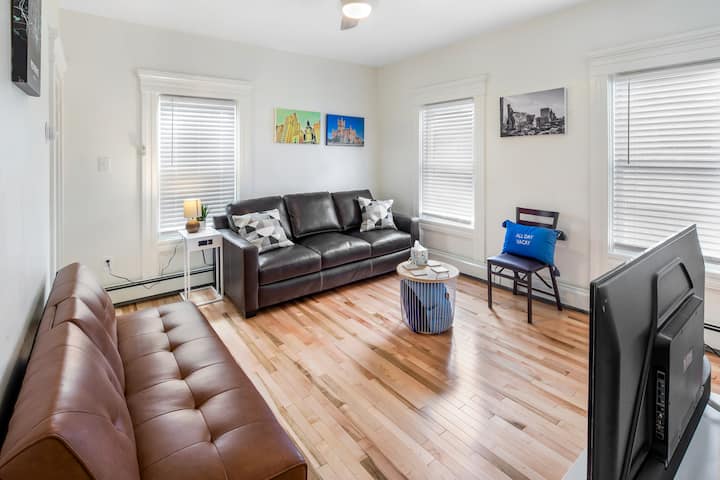 Urban Art -2 Apts Free Parking 7 Bed Up To 14 Ppl - Providence, RI