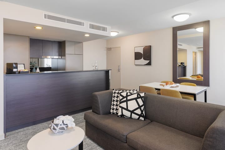 Large 3 Bedroom 2 Bathroom Apt With Balcony & Pool - Parramatta