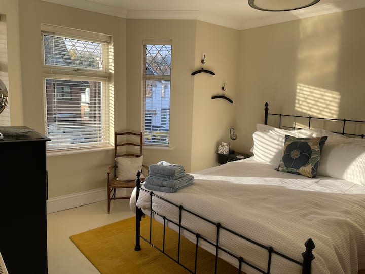 3 Bedrooms  4 Beds, 2.5 Bathrooms, Parking 2 Cars - Poole