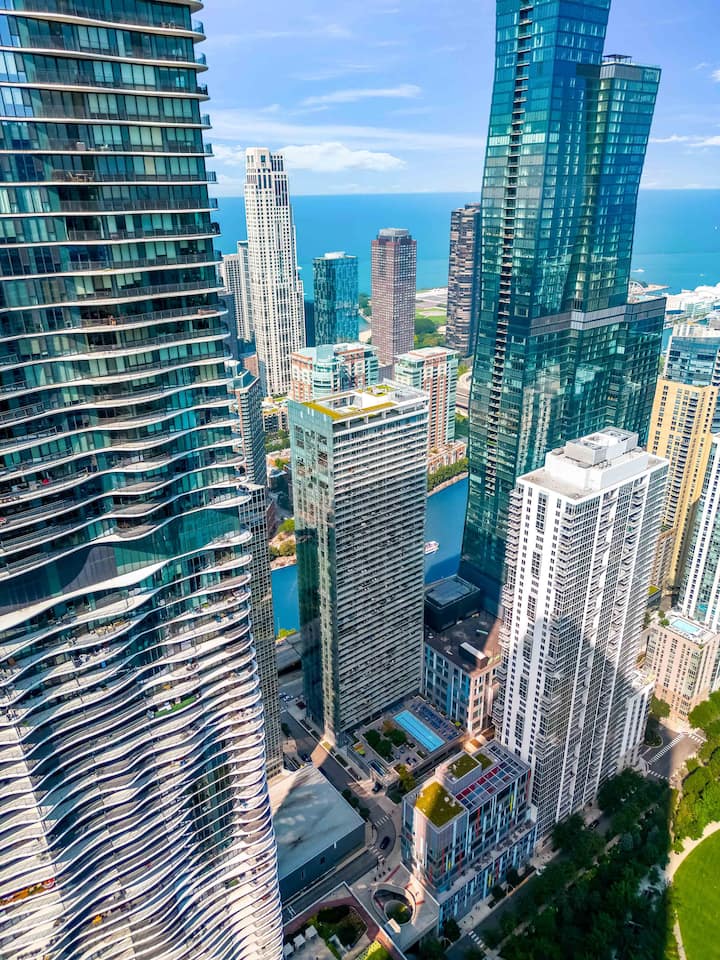 The Perla® - Luxury Highrise W/ City Views, Gym - Chicago, IL