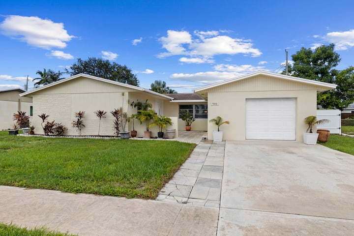 Ship To Shore - Close To Beach - North Palm Beach, FL