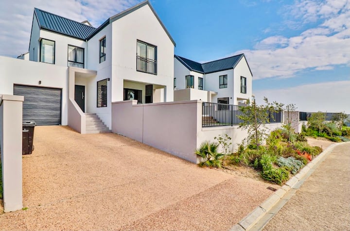 Mountain View Home
In Security Estate. 
Incl Pool! - Stellenbosch