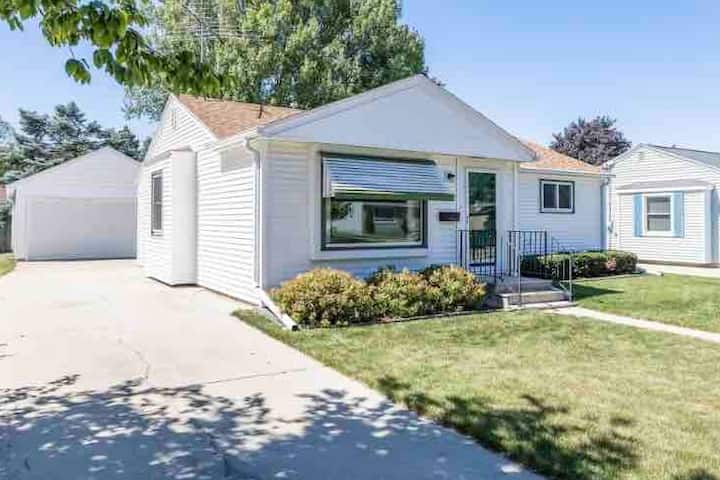 3 bed, 2 Full Baths Short .7 mile walk to Lambeau - Houses for Rent in ...