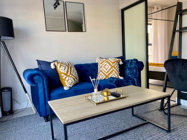 Yadah_homes: Stylish 1 Bed Condo In Waterfall City - Midrand