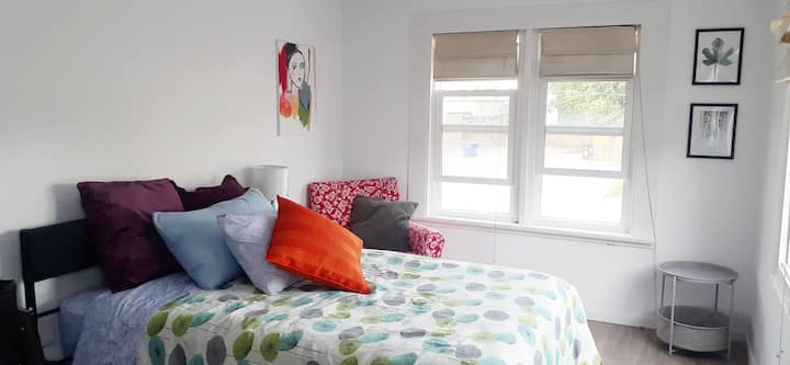 Adorable Space With Free Parking And Laundry -