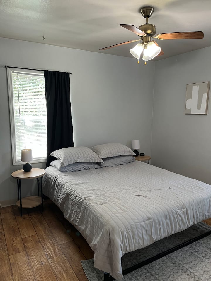 Lovely 1 Bedroom Unit 5 Min To Downtown Cr - Cedar Rapids, IA