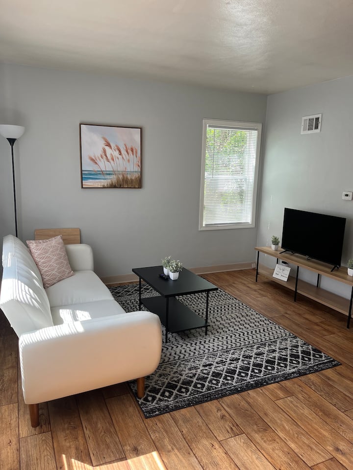 Lovely 1 Bedroom Unit 5 Min To Downtown Cr - Cedar Rapids, IA