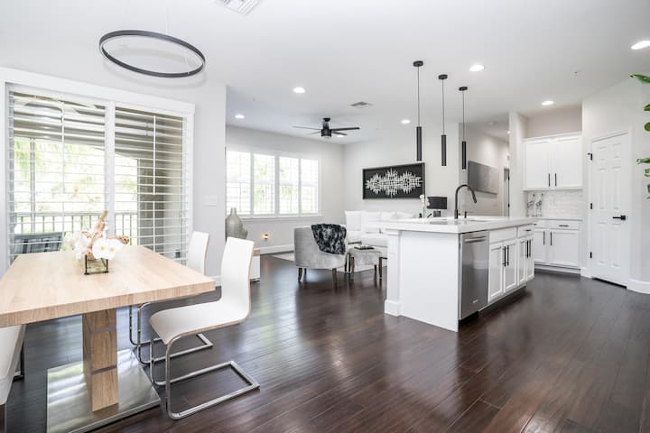 Lovely 2-bedroom Condo With Resort Style Pool - Estero, FL