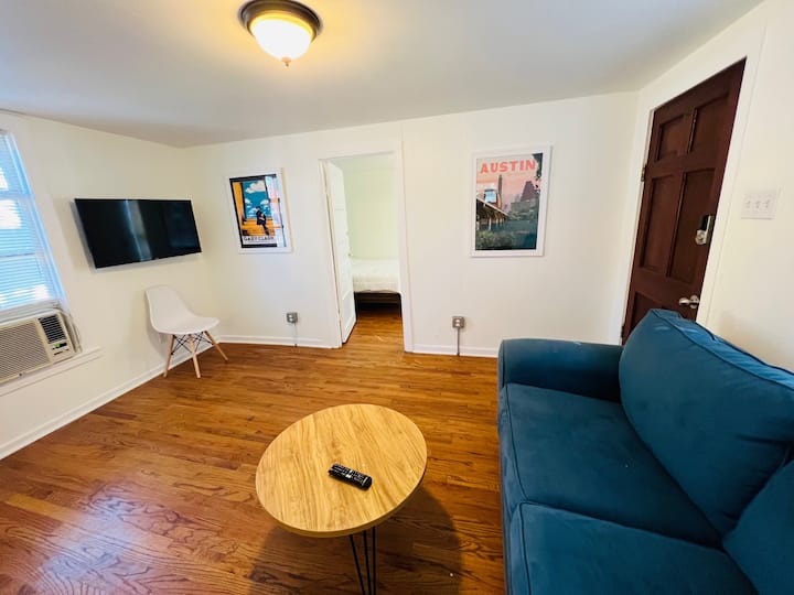 Vintage East Austin Garage Apartment (Remodeled) - Austin, TX