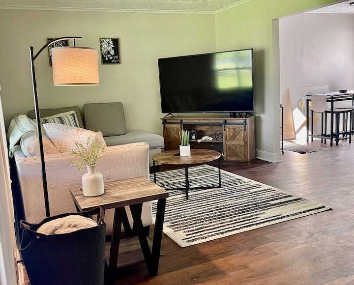 Bright And Cheery- Centrally Located Home - Columbus, OH