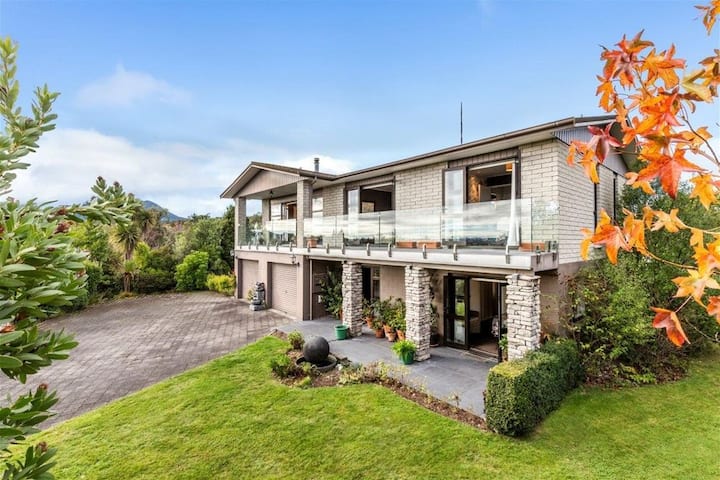 The Garden Lake House To Experience Taupo - Lake Taupo