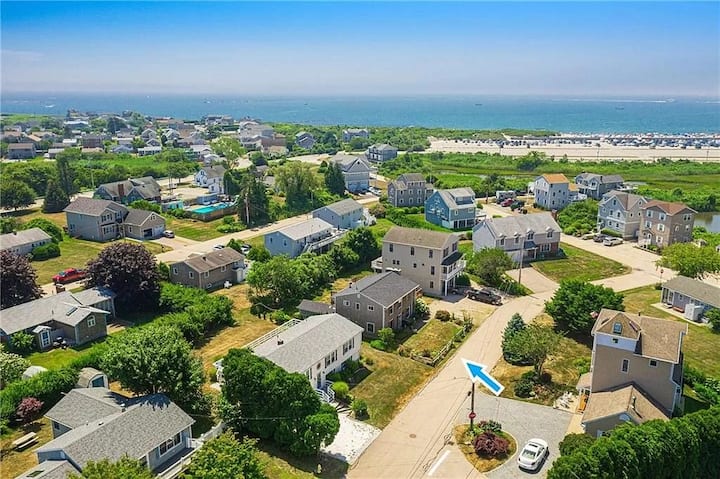 Large House, Steps From The Beach - Narragansett, RI