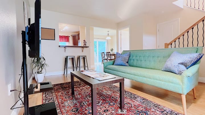 Comfy Bear Retreat In Downtown Anchorage - Alaska