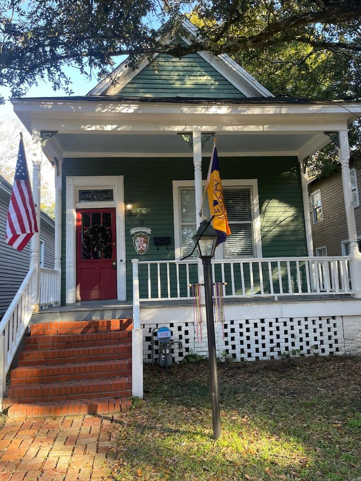Julia Midtown Mobile Mardi Gras Shotgun Cottage - Mobile, AL