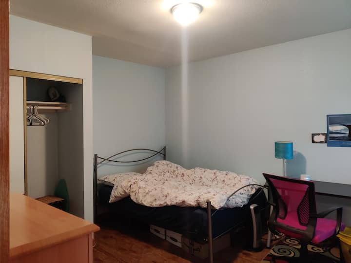 Female Host Laminate Floor Spacious Lockable - San Francisco, CA