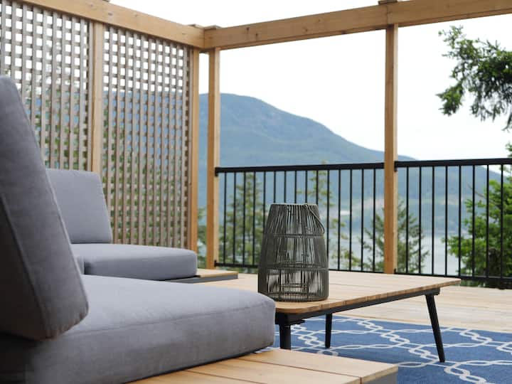 Exclusive 2-bdrm Ocean & Mountain View Suite - Bowen Island
